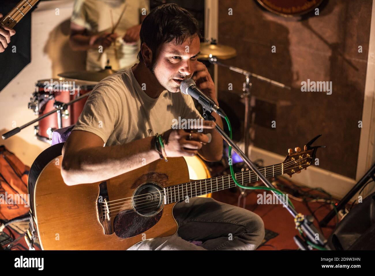 Sing singer vocalist performer hi-res stock photography and images - Alamy