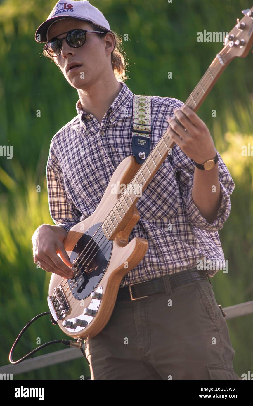 Acoustic bass hi-res stock photography and images - Alamy