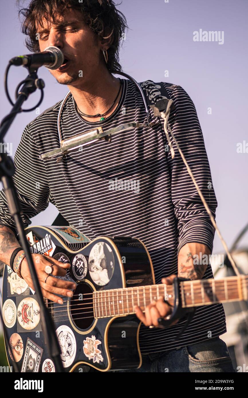 Girl singer sunset hi-res stock photography and images - Alamy