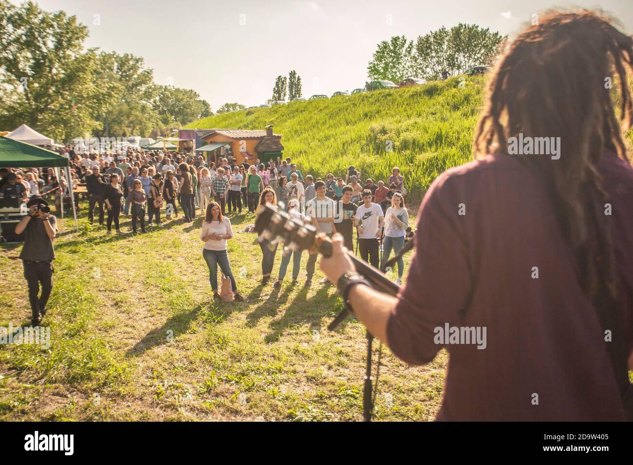 Outdoor rock concert hi-res stock photography and images - Alamy