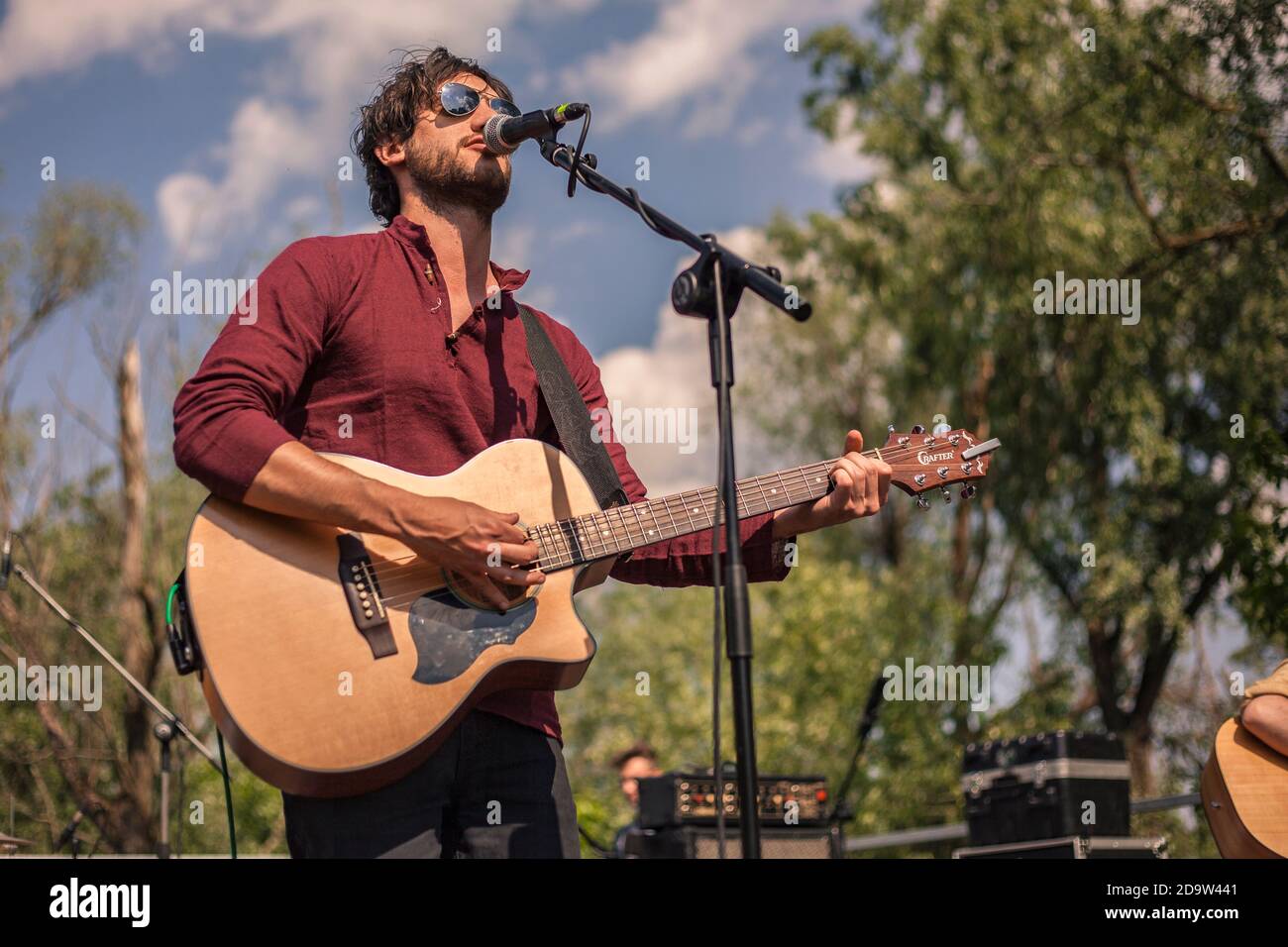 Portrait female singer live performance hi-res stock photography and ...