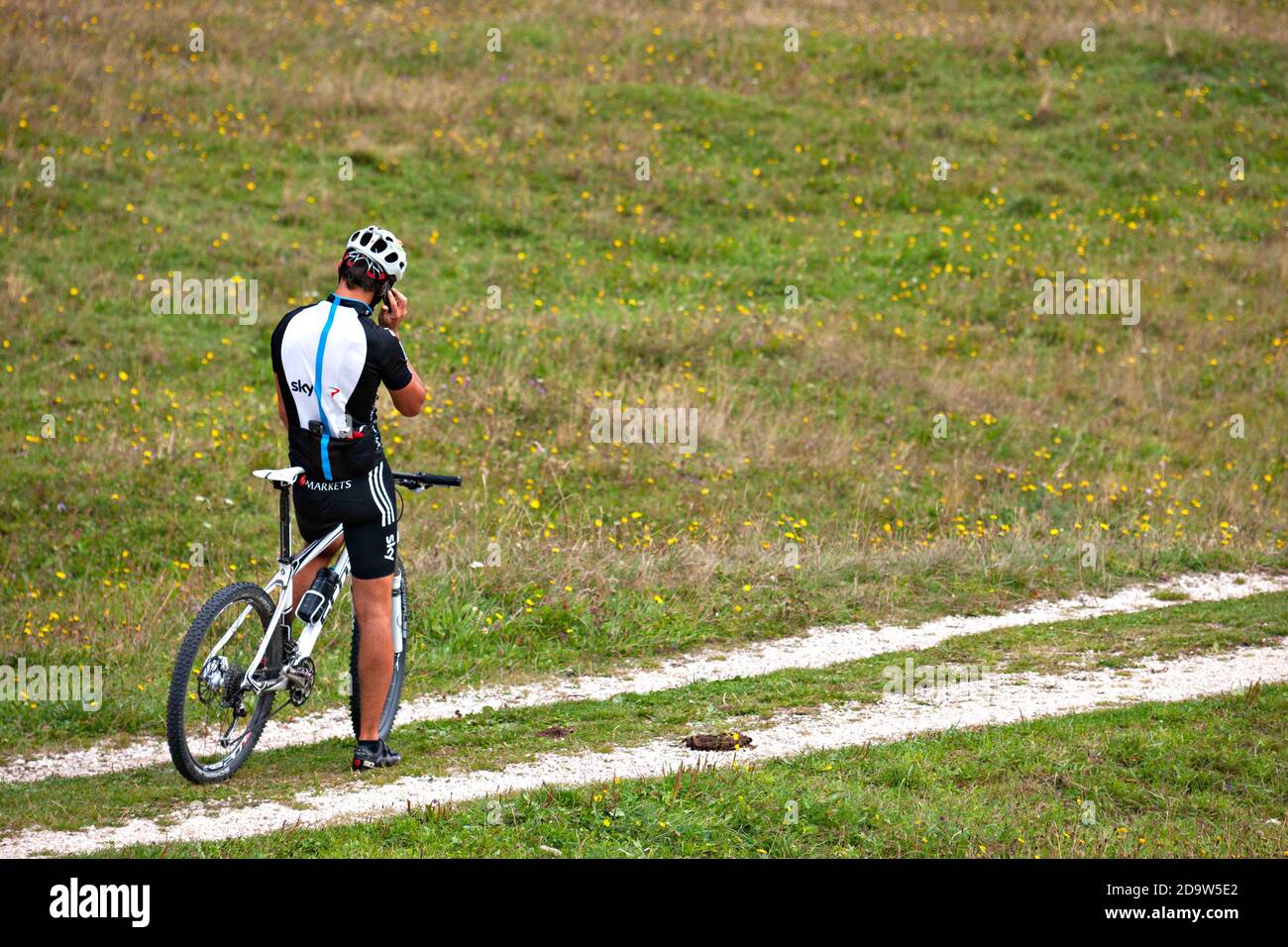 Bike rider standing with bicycle making a phone call, Tiers, Tires ...