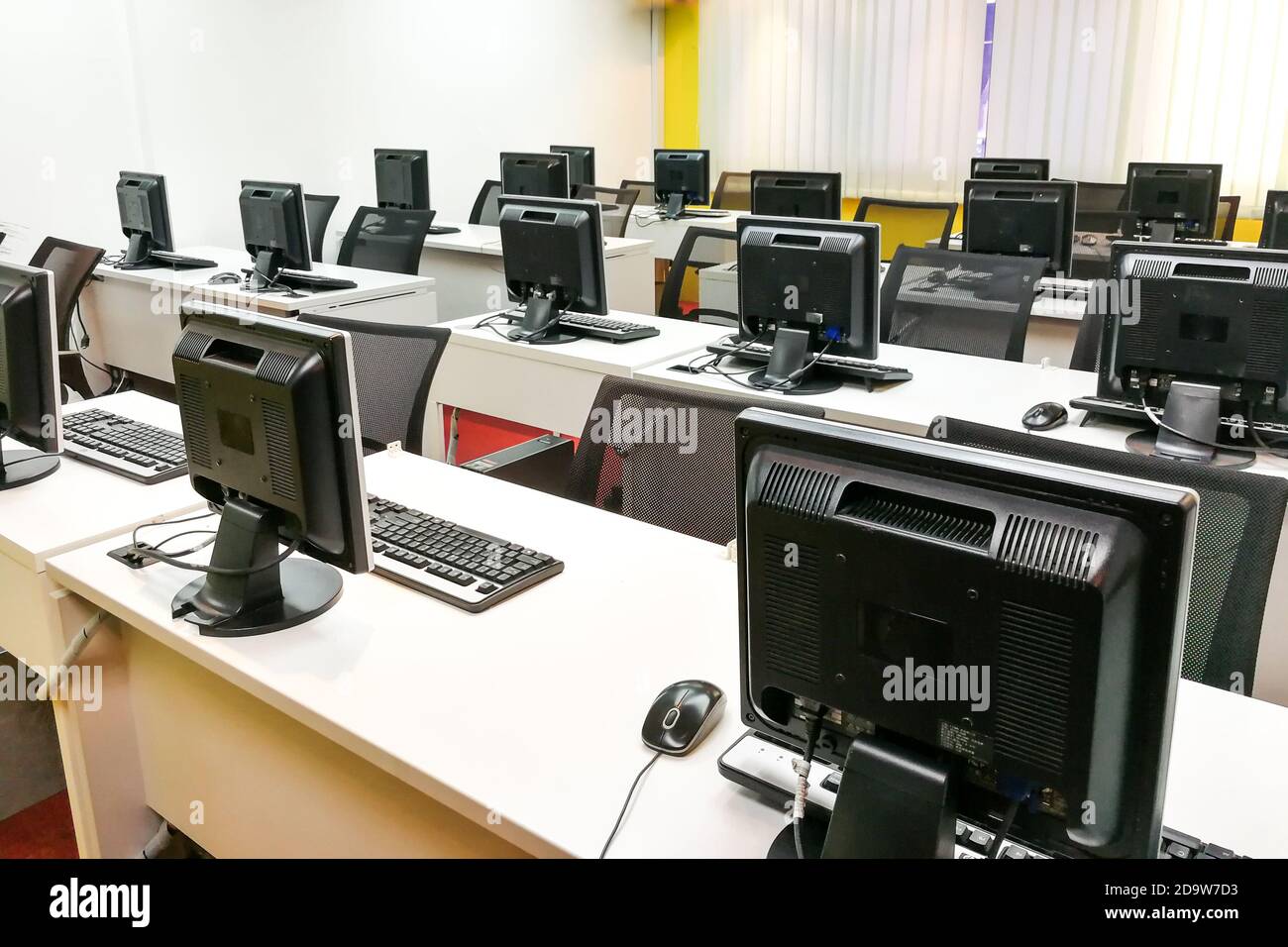 Empty science lab classroom hi-res stock photography and images - Alamy