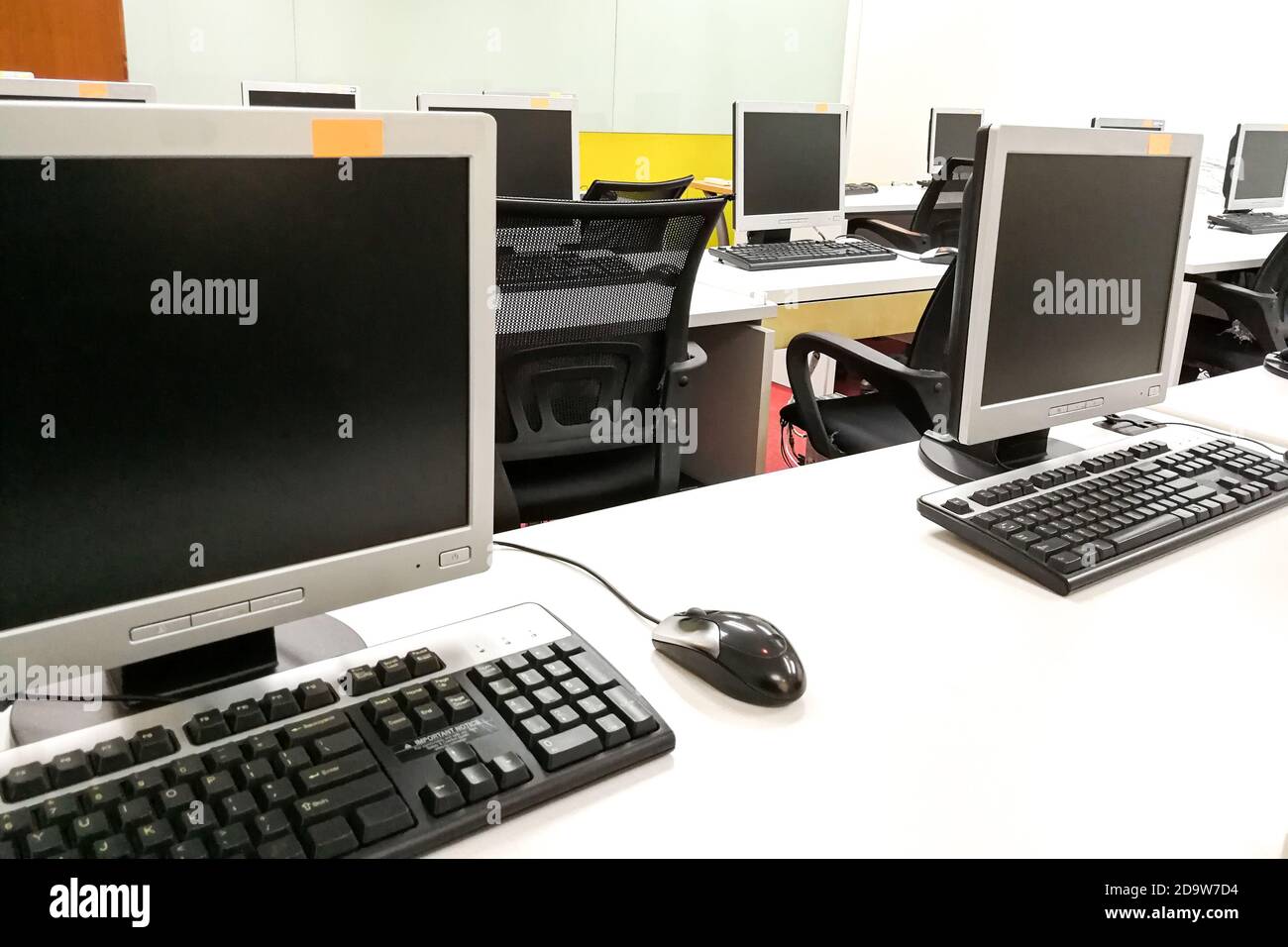 Empty science lab classroom hi-res stock photography and images - Alamy