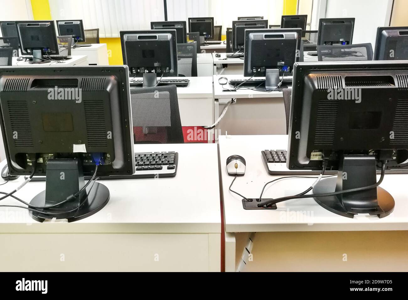 Empty science lab classroom hi-res stock photography and images - Alamy