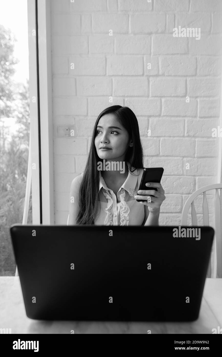 Women using computer cafe hi-res stock photography and images - Alamy