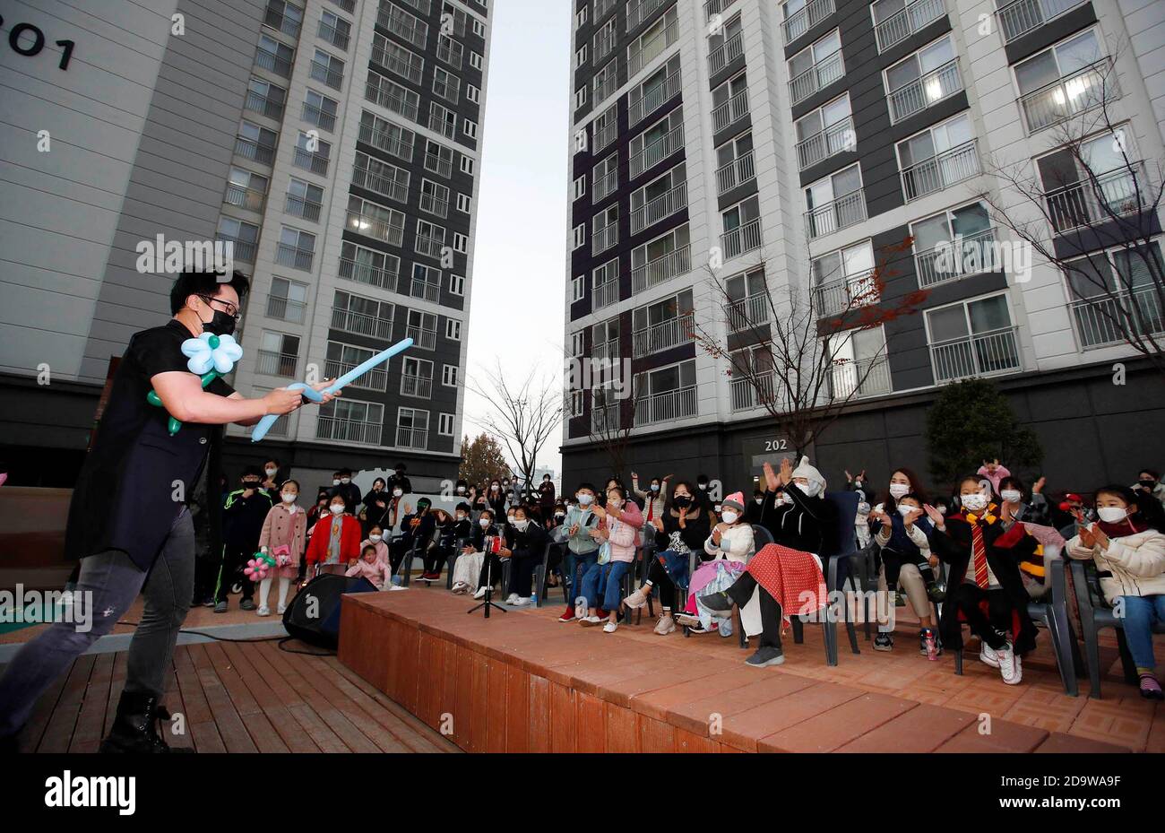 08th Nov, 2020. COVID-19 concert Residents wearing protective masks ...