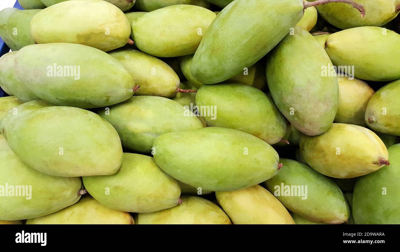 Group of raw mangoes in the market texture background Stock Photo - Alamy