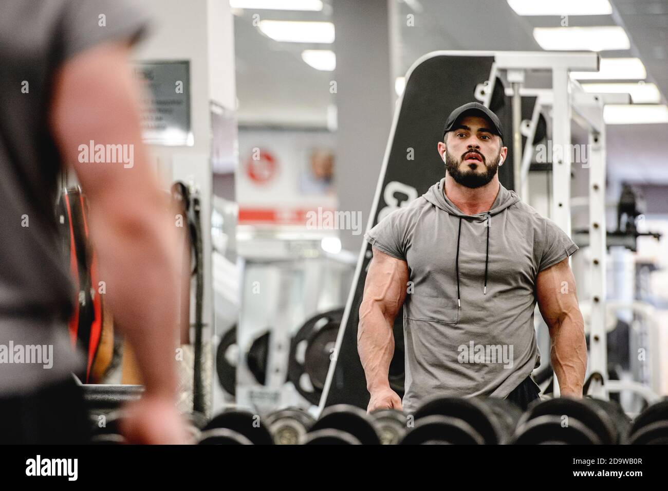 Mirror man muscle hi-res stock photography and images - Alamy