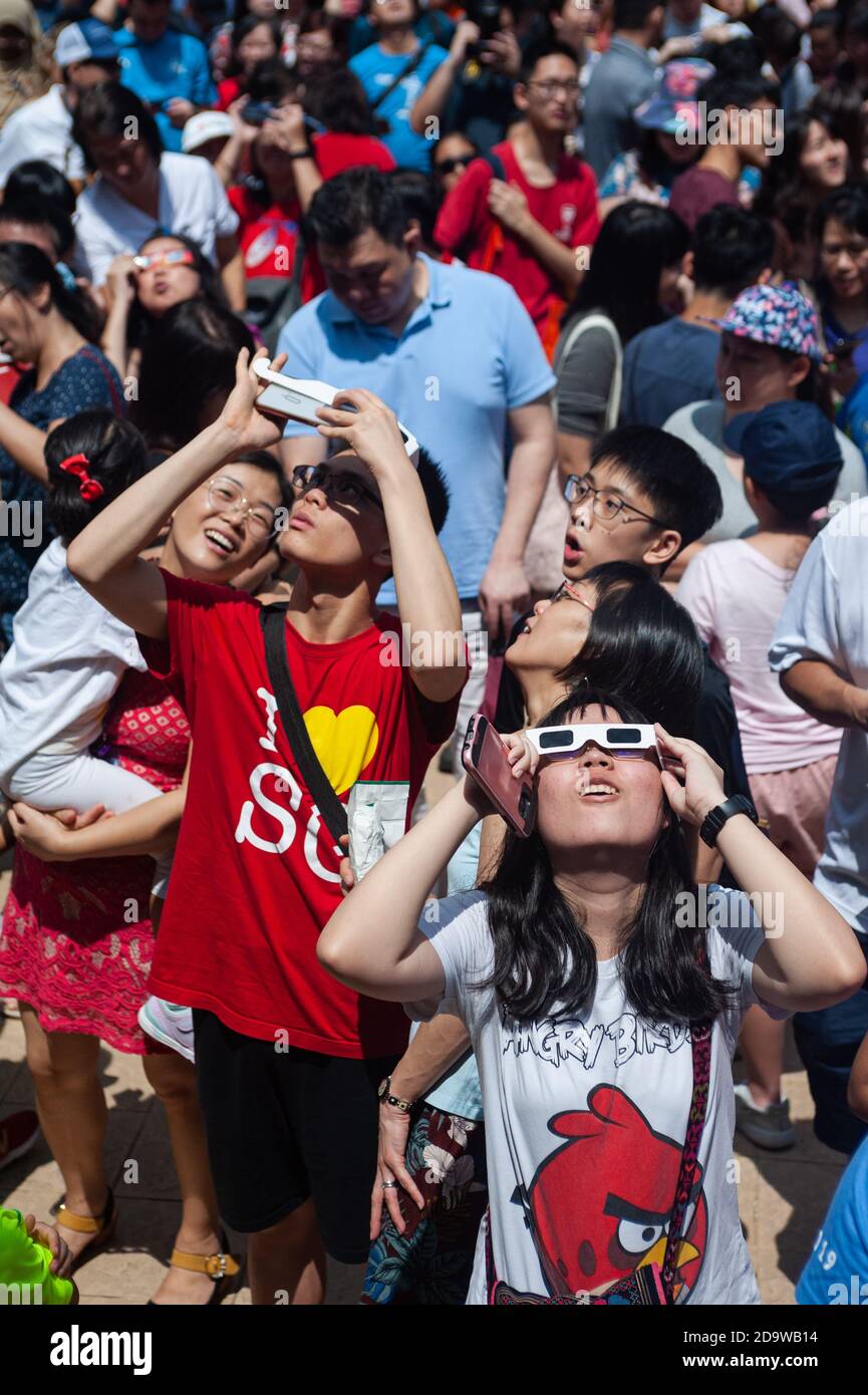 Crowd observing observers hi-res stock photography and images - Alamy