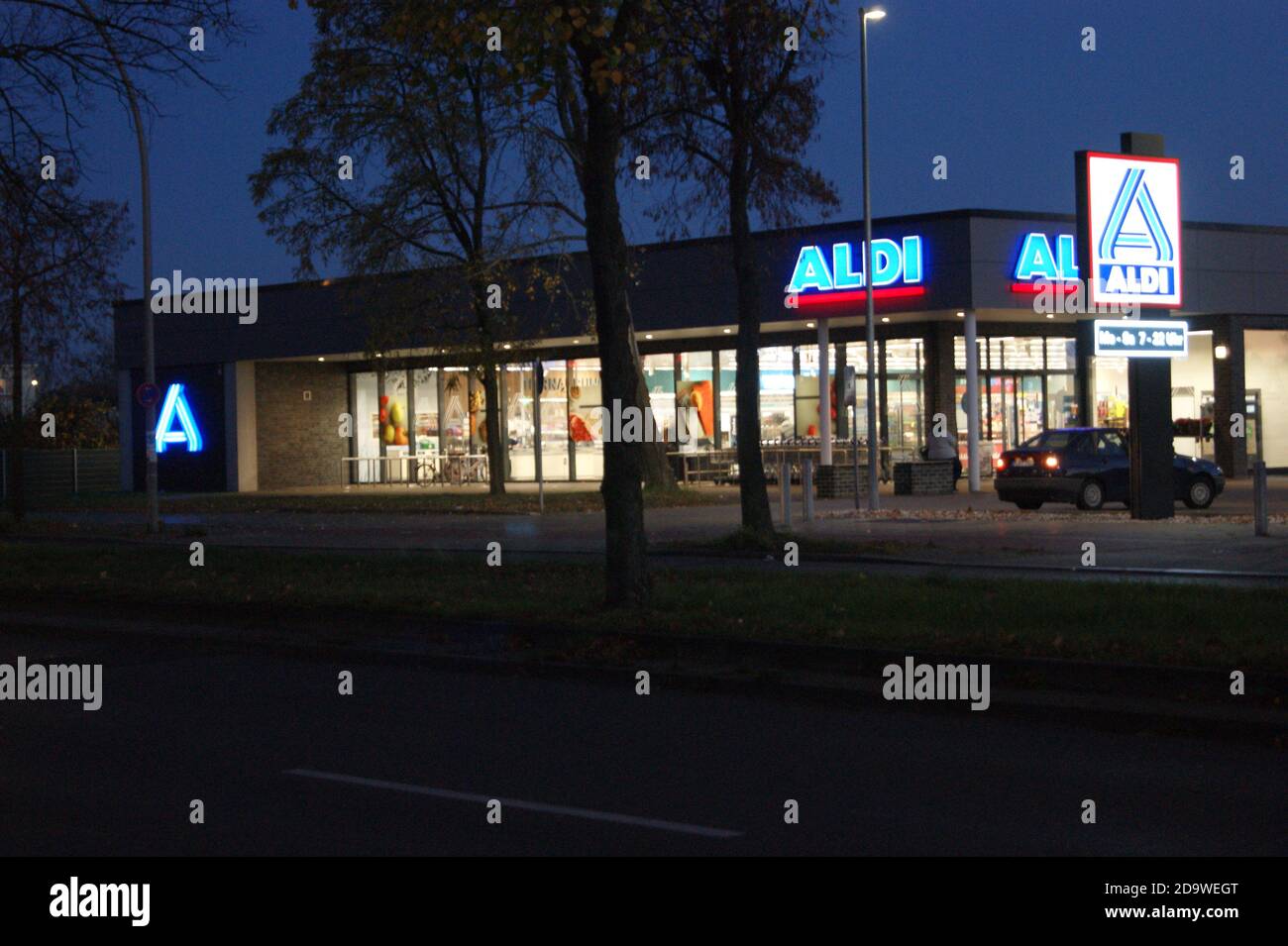 Aldi-Filiale am Abend, Filial Aldi à noite, Branche Aldi le soir, Aldi ...