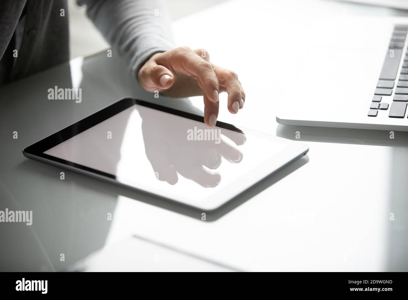 Hand holding tablet check hi-res stock photography and images - Alamy