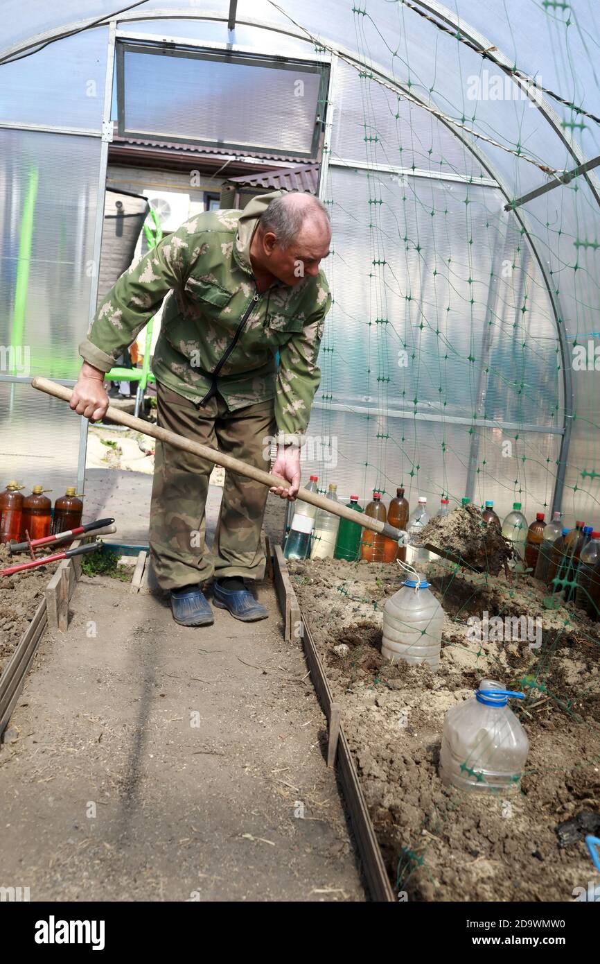 Old man digging ground hi-res stock photography and images - Alamy