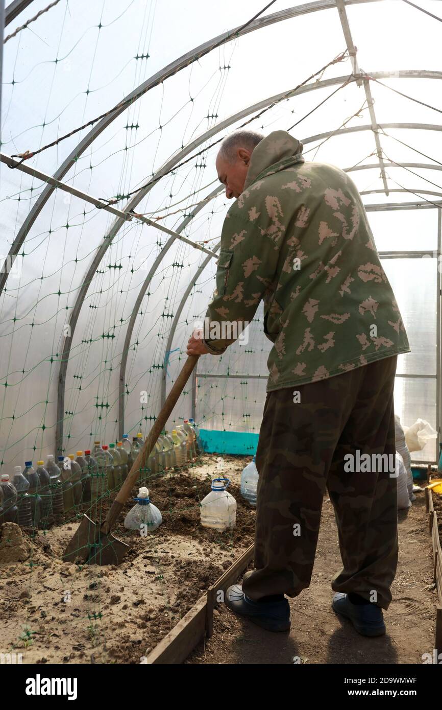 Man hoeing vegetable garden soil hi-res stock photography and images ...