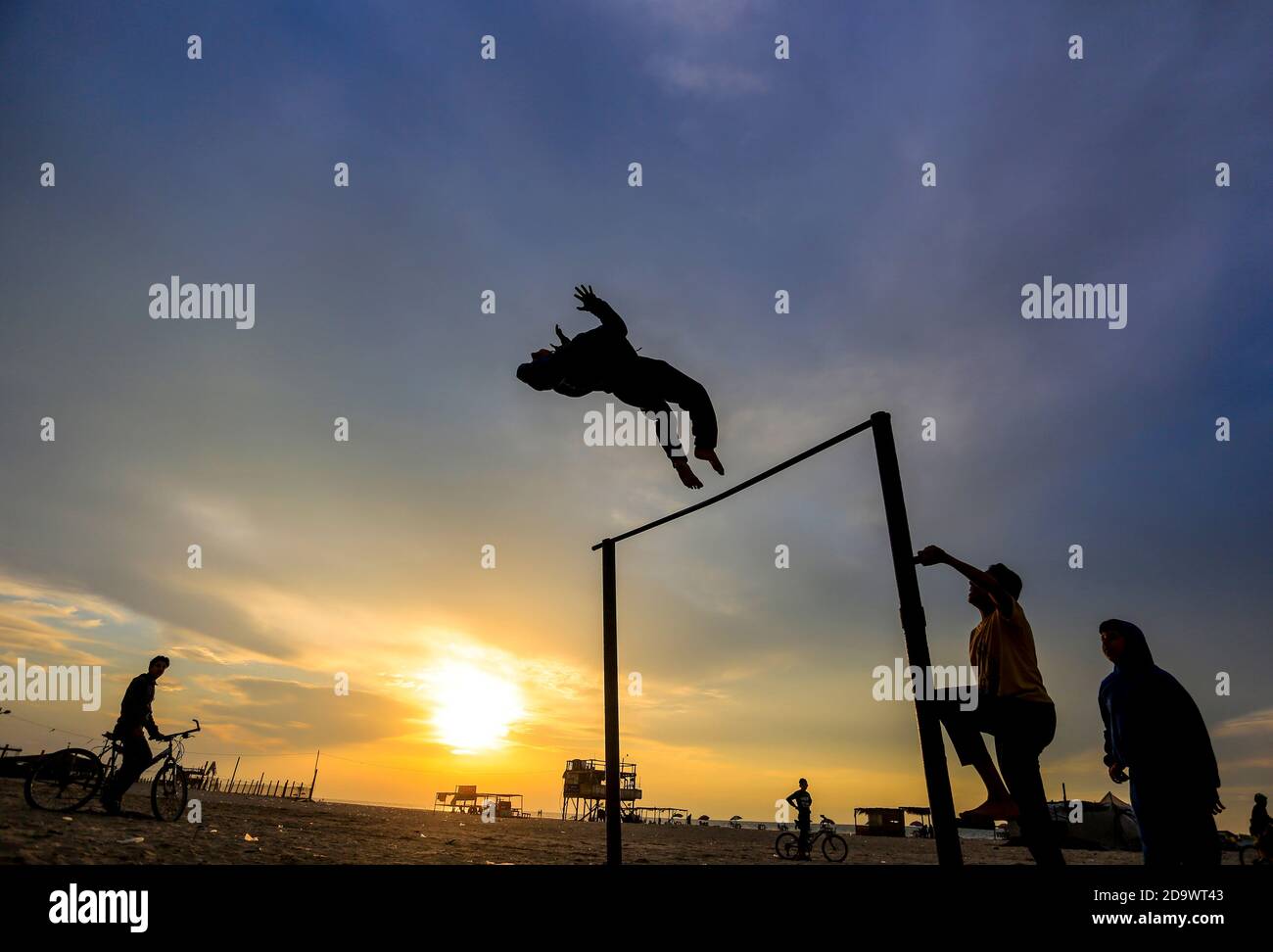 Gaza City, The Gaza Strip, Palestine. 7th Nov, 2020. Palestinians enjoy ...