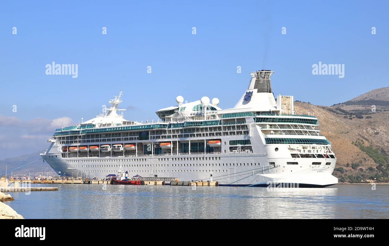 Royal Caribbean cruise ship, Rhapsody of the Seas, moored in Argostoli ...