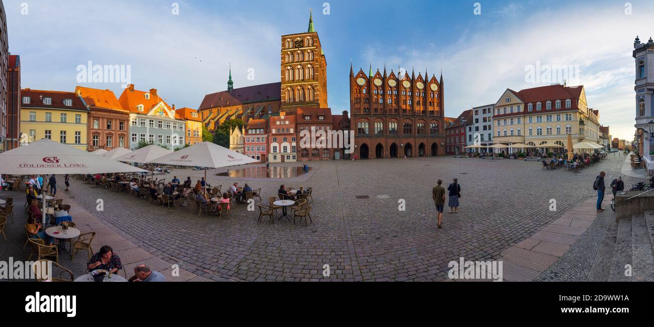 Stralsund: square Alter Markt (Old Market), St.-Nikolai-Kirche (St ...