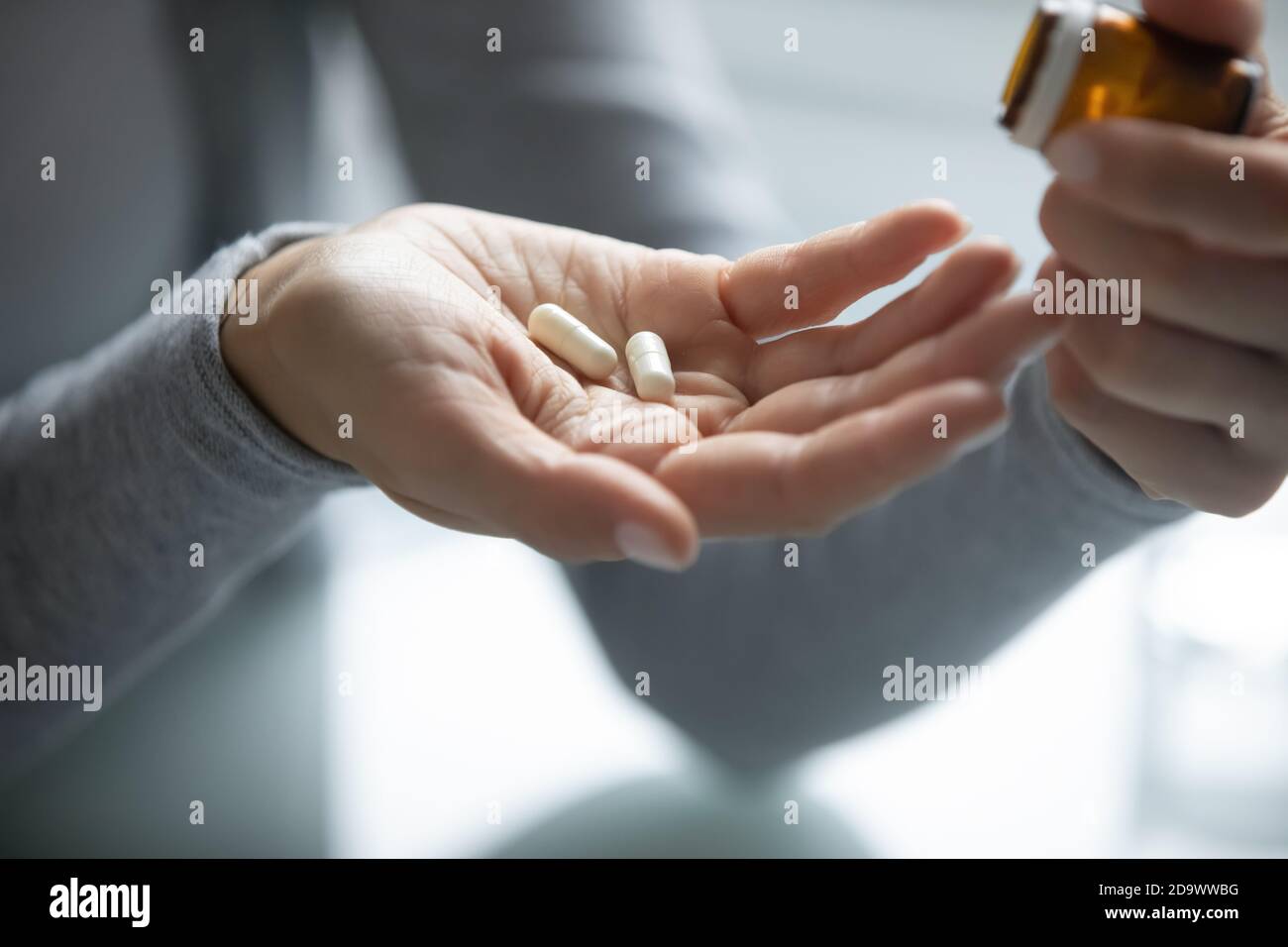 Capsules pill bottle hi-res stock photography and images - Alamy