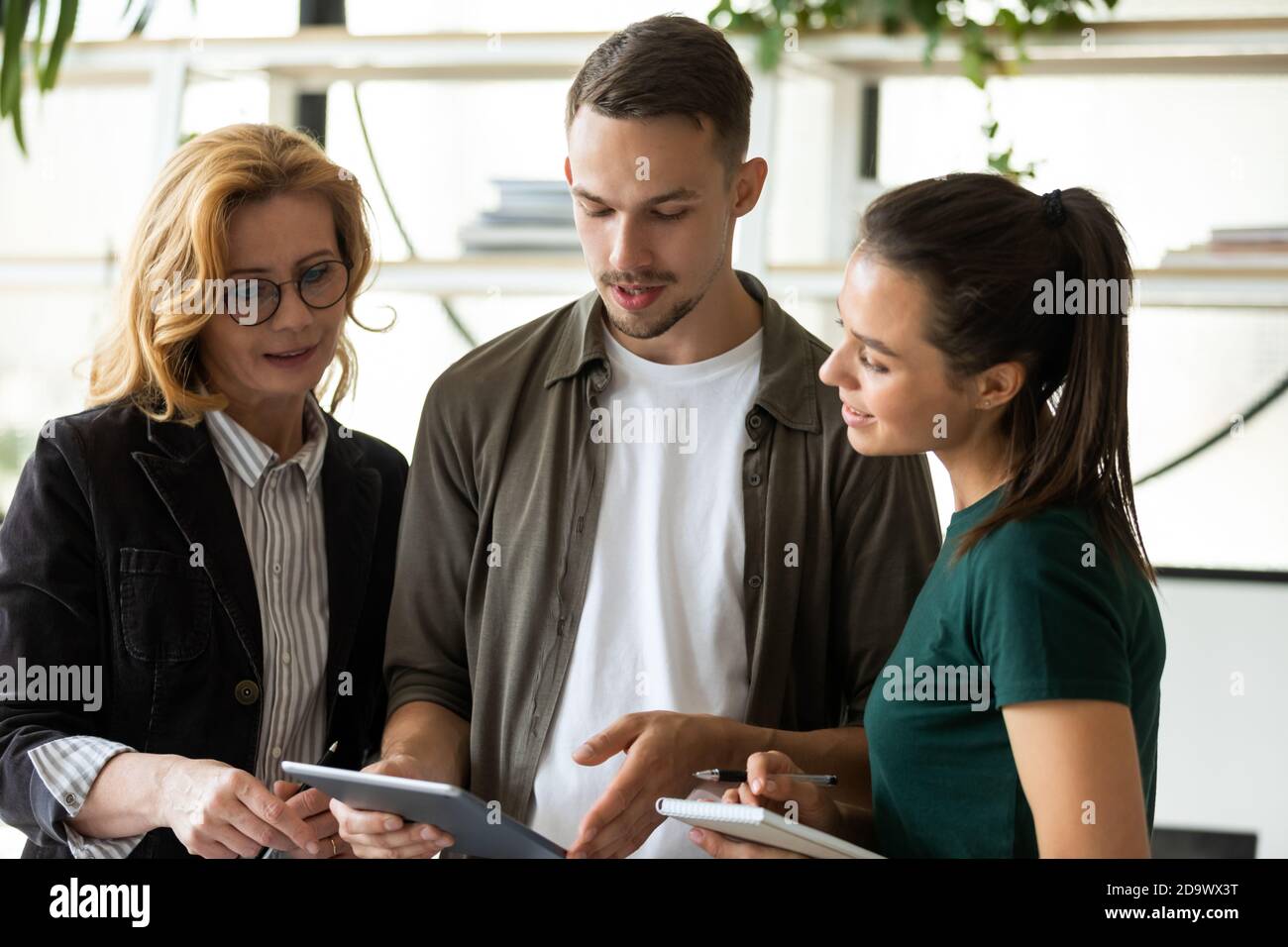 Workforce information sharing hi-res stock photography and images - Alamy