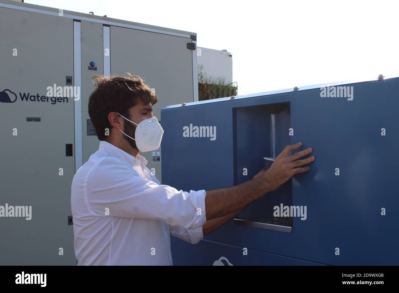 Shanghai, Israel. 1st Nov, 2020. A staff member shows Watergen's unique ...