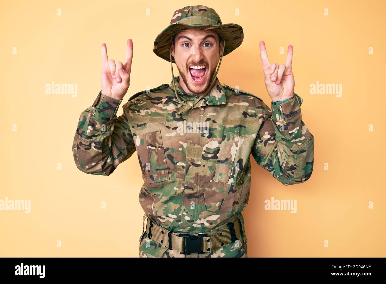 Showing shouting soldier hi-res stock photography and images - Alamy