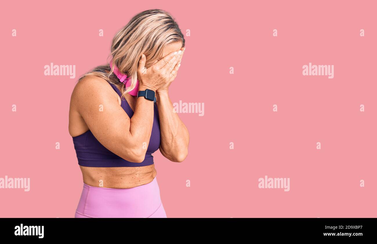 Person crying headphones hi-res stock photography and images - Alamy