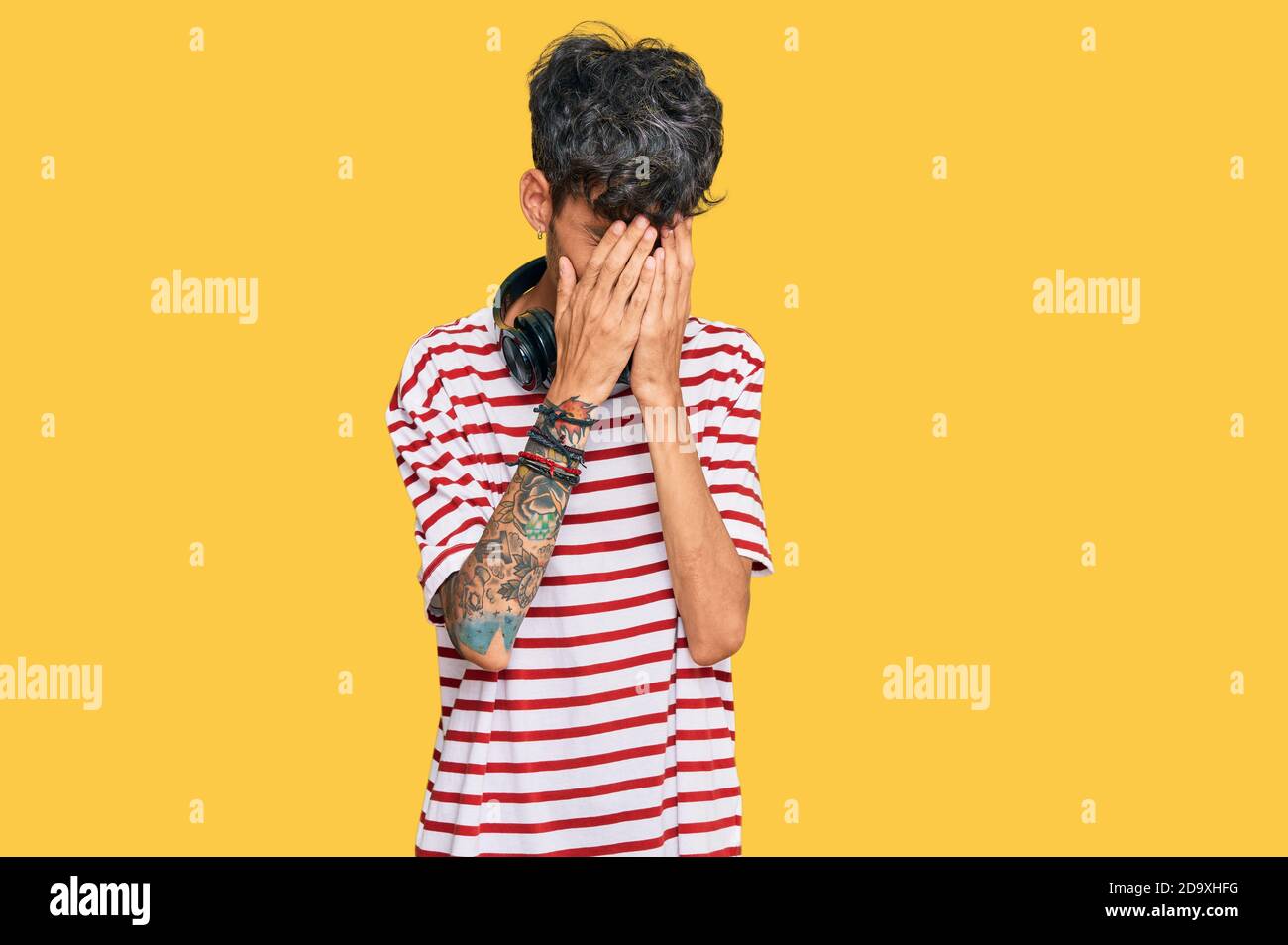 Person crying headphones hi-res stock photography and images - Alamy