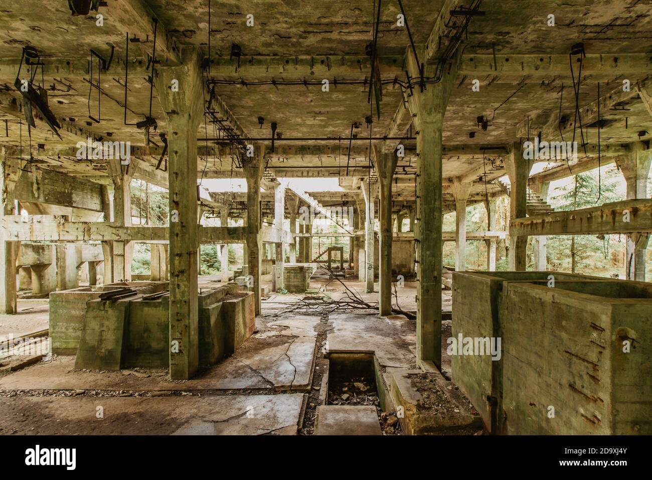 Devastated buildings hi-res stock photography and images - Alamy