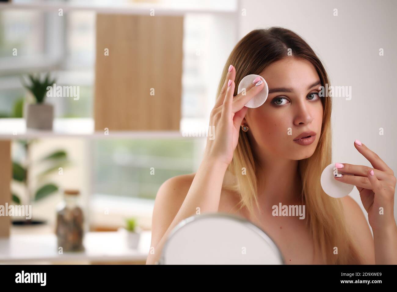 Using body serum hi-res stock photography and images - Alamy