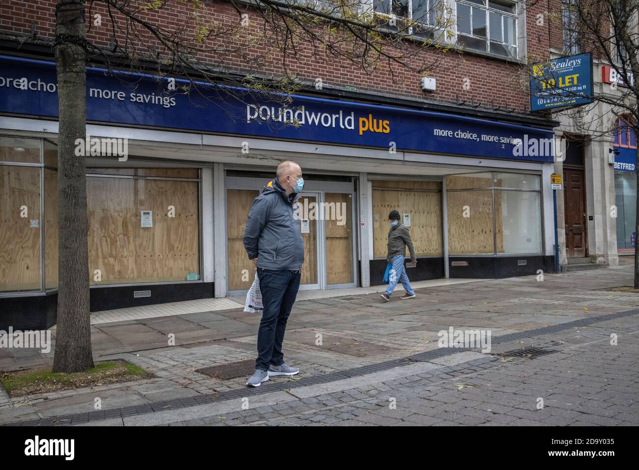 Empty boarded up shop hi-res stock photography and images - Alamy