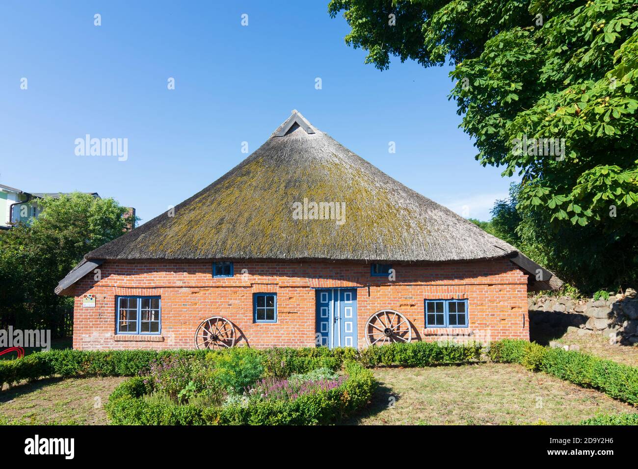 Low german house hi-res stock photography and images - Alamy