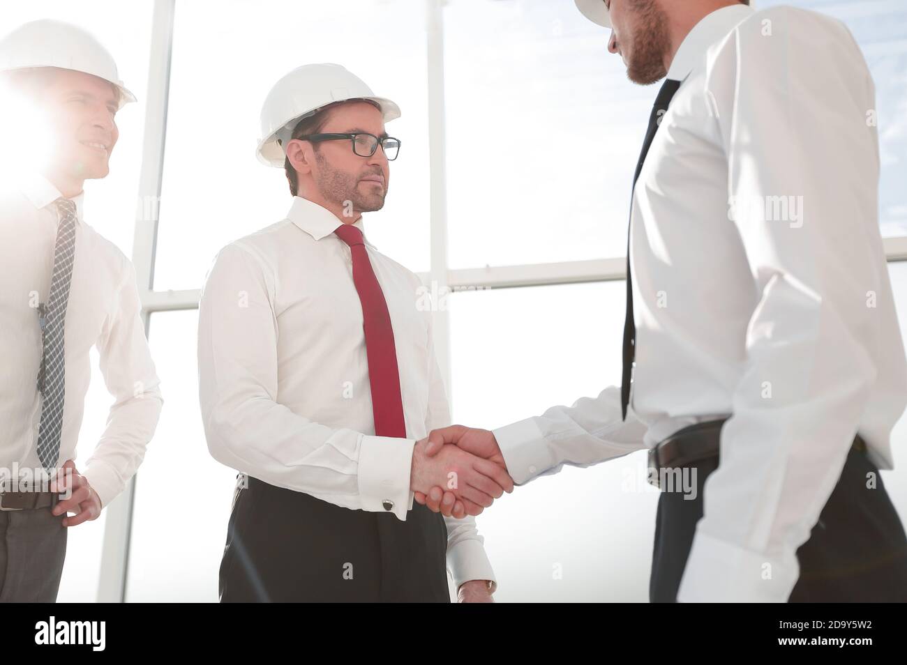 businessman and architect shaking hands Stock Photo - Alamy