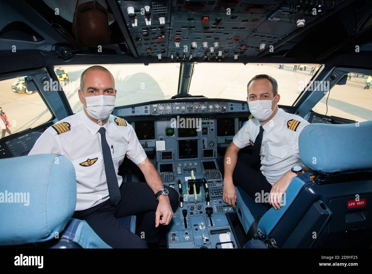 Co pilot airbus hi-res stock photography and images - Alamy