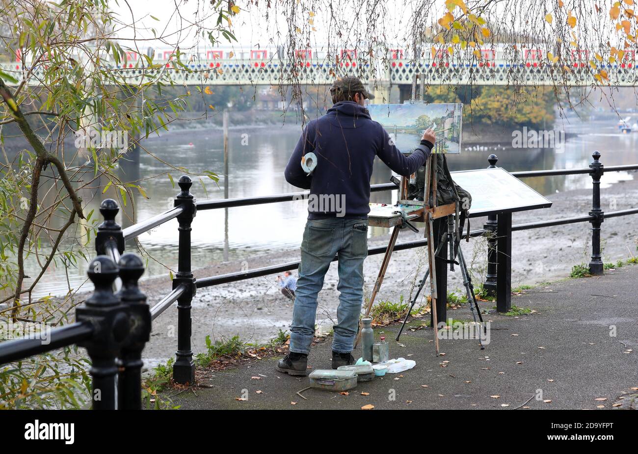 Kew bridge station hi-res stock photography and images - Alamy