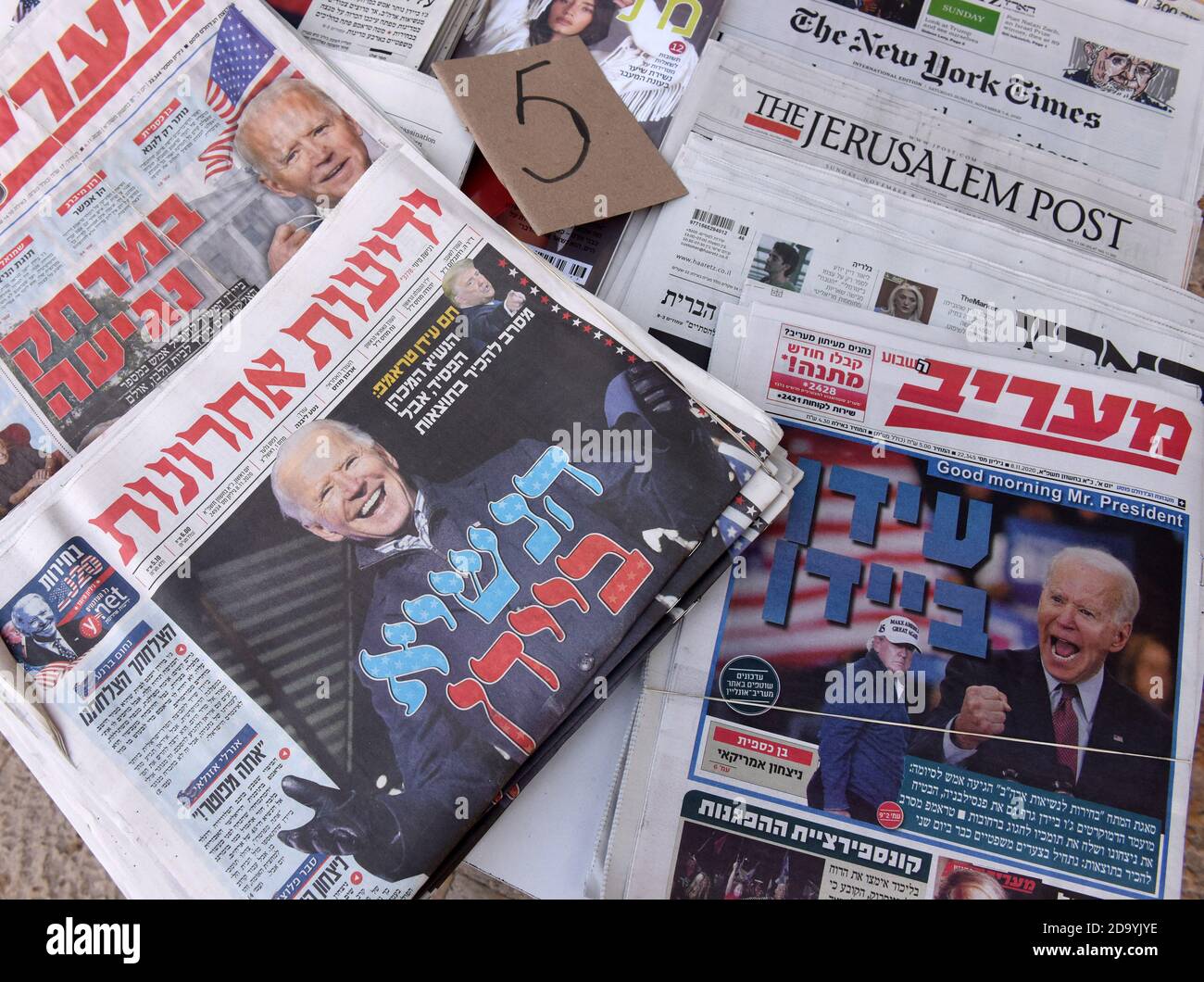 Hebrew newspapers hi-res stock photography and images - Alamy