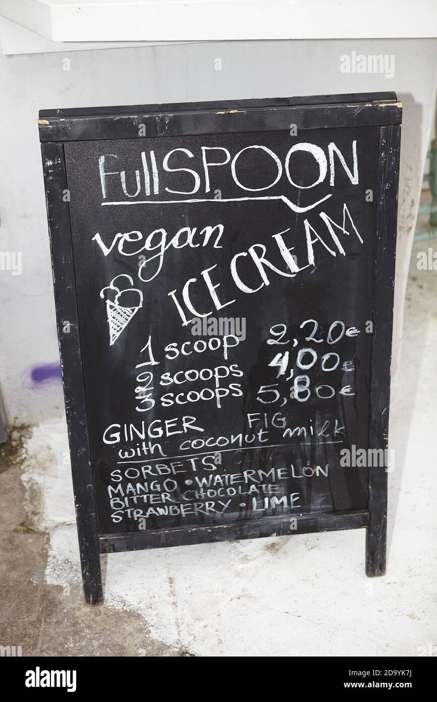 Ice cream advertisement chalk board sign Stock Photo - Alamy