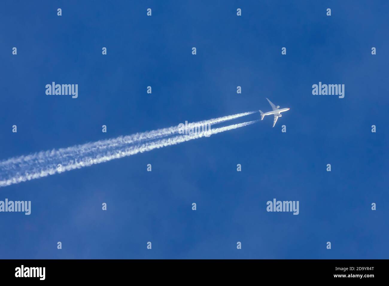 Aircraft leaving contrails hi-res stock photography and images - Alamy
