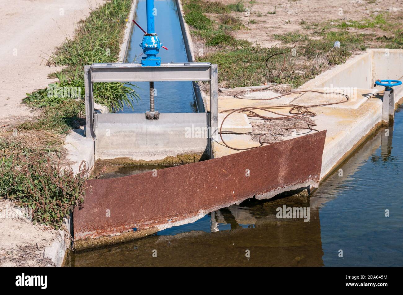Irrigation channel hi-res stock photography and images - Alamy
