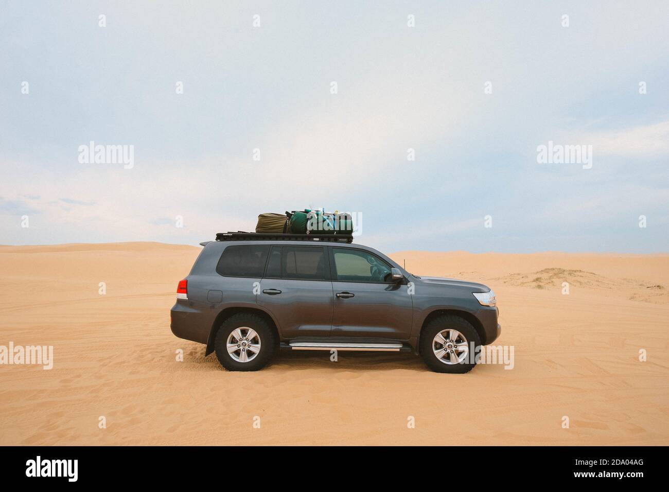 Off-road car in a desert Stock Photo - Alamy