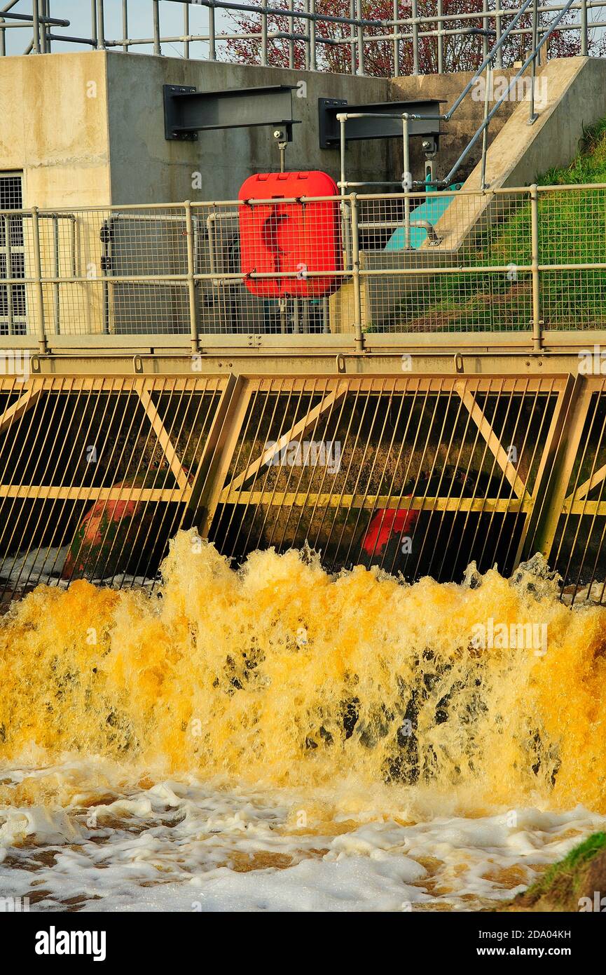 Dock Bridge pumping station discharging water into Lytham Creek to help ...