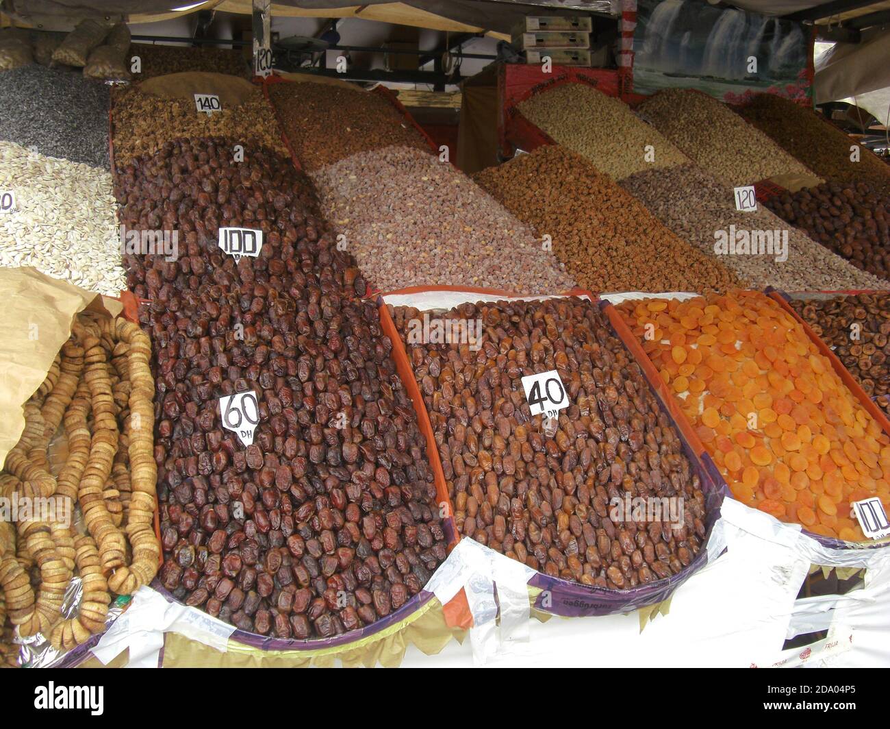 Maroc, fruits secs, souks de Marrakech Stock Photo - Alamy