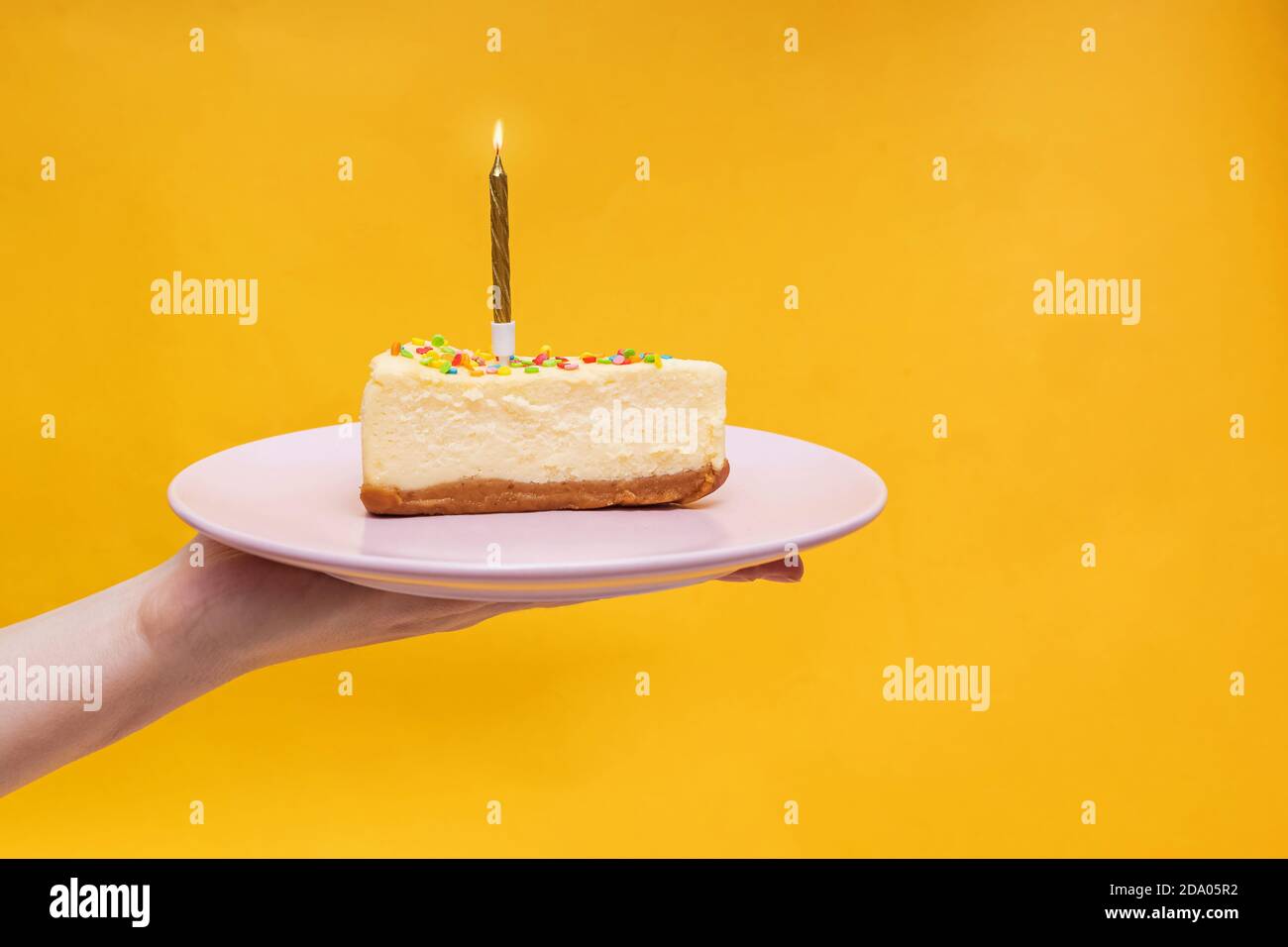 Hand holding cake hi-res stock photography and images - Alamy