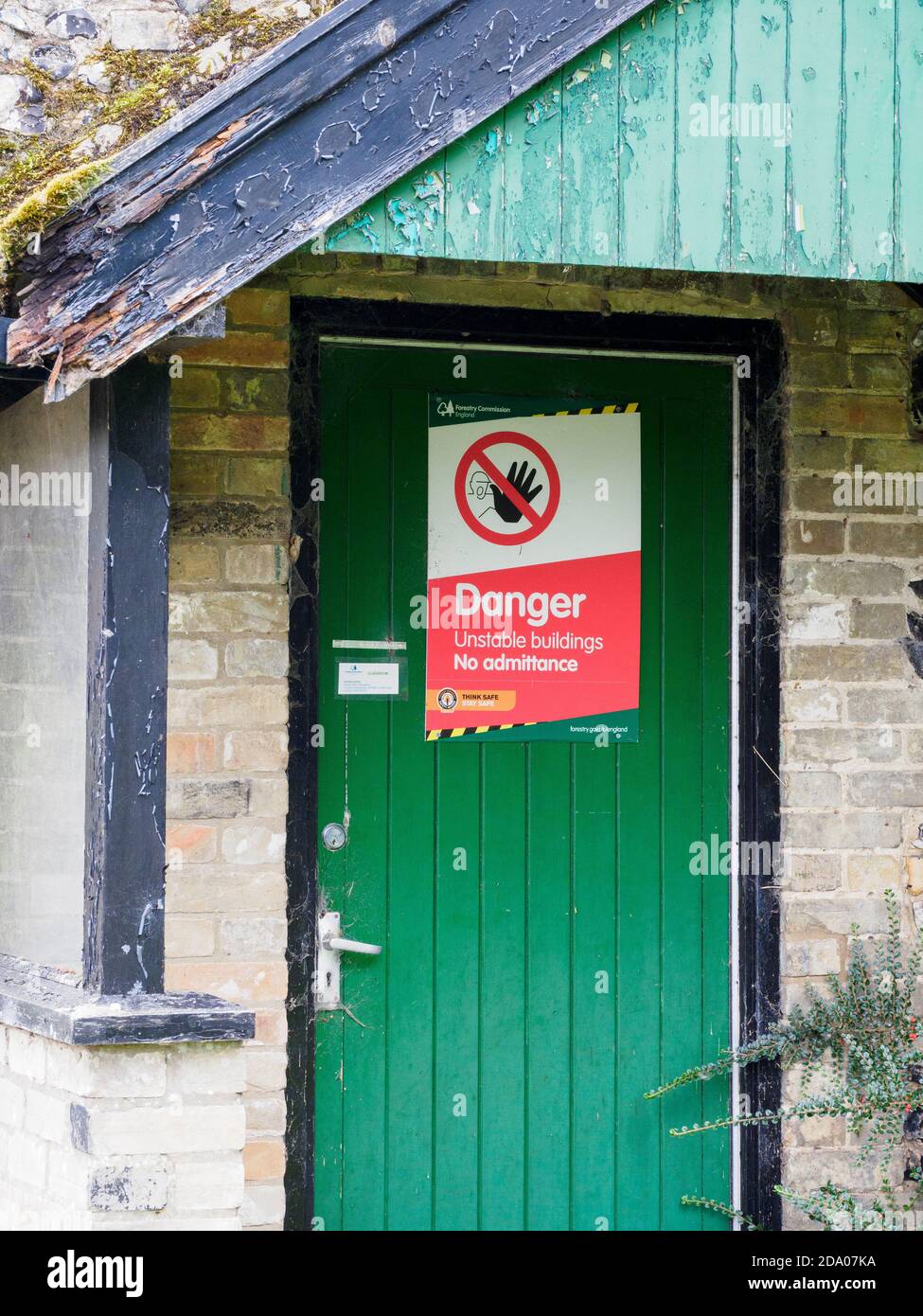 Derelict building warning sign danger hi-res stock photography and ...