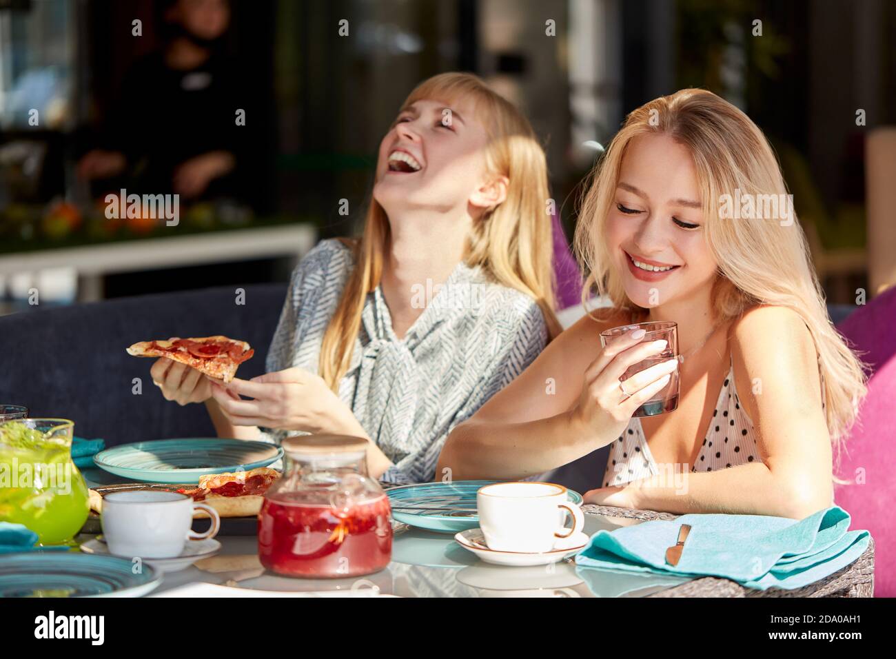 Teen friends lunch restaurant hi-res stock photography and images - Alamy