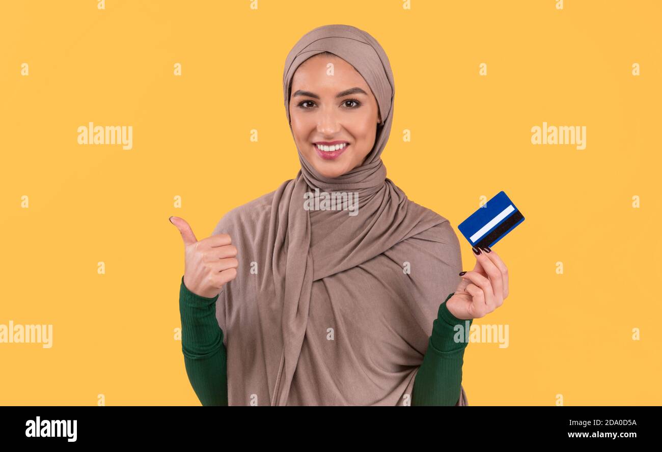 Muslim woman in hijab money hi-res stock photography and images - Alamy