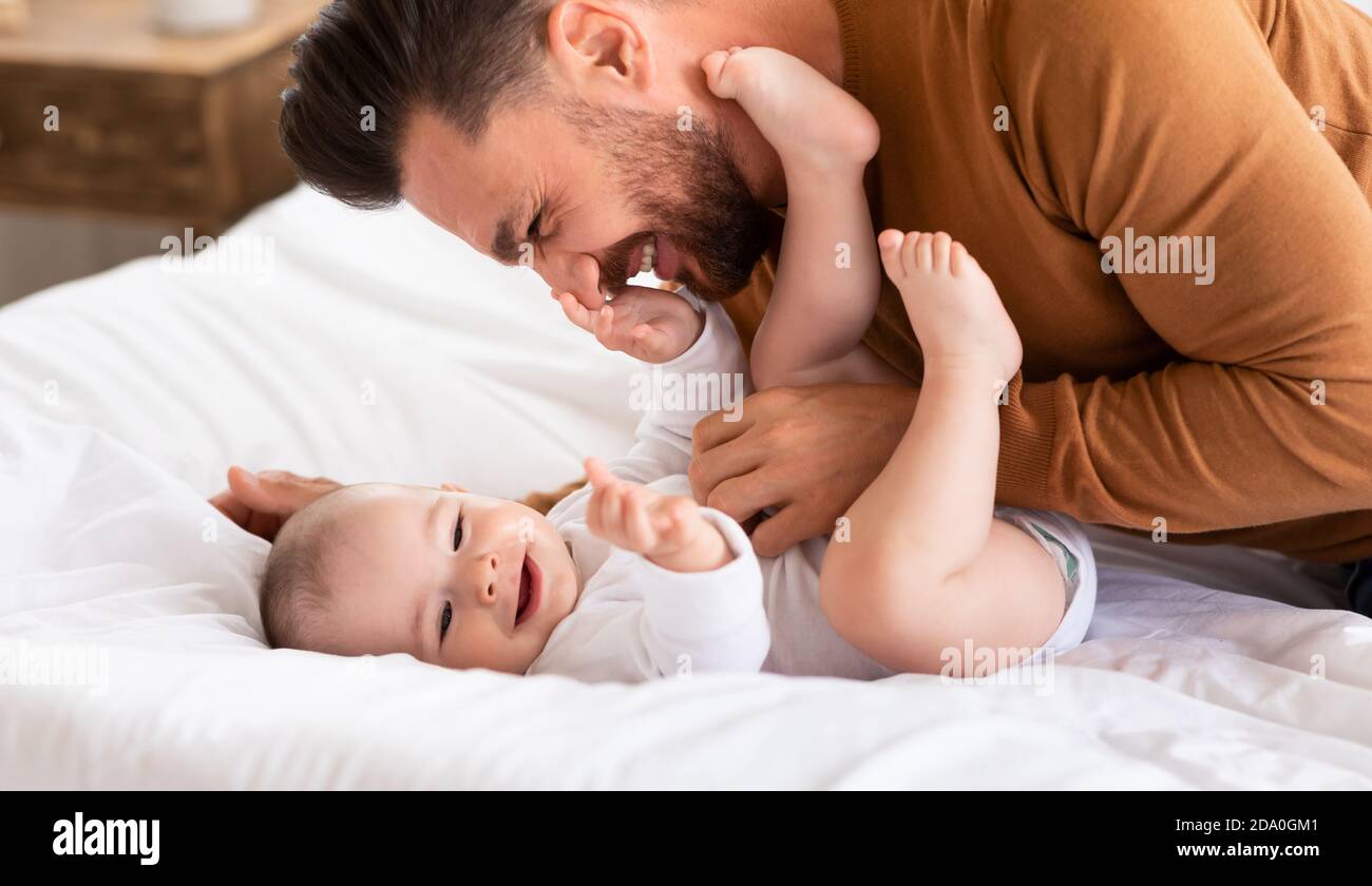 Father daughter cuddling on bed hi-res stock photography and images - Alamy