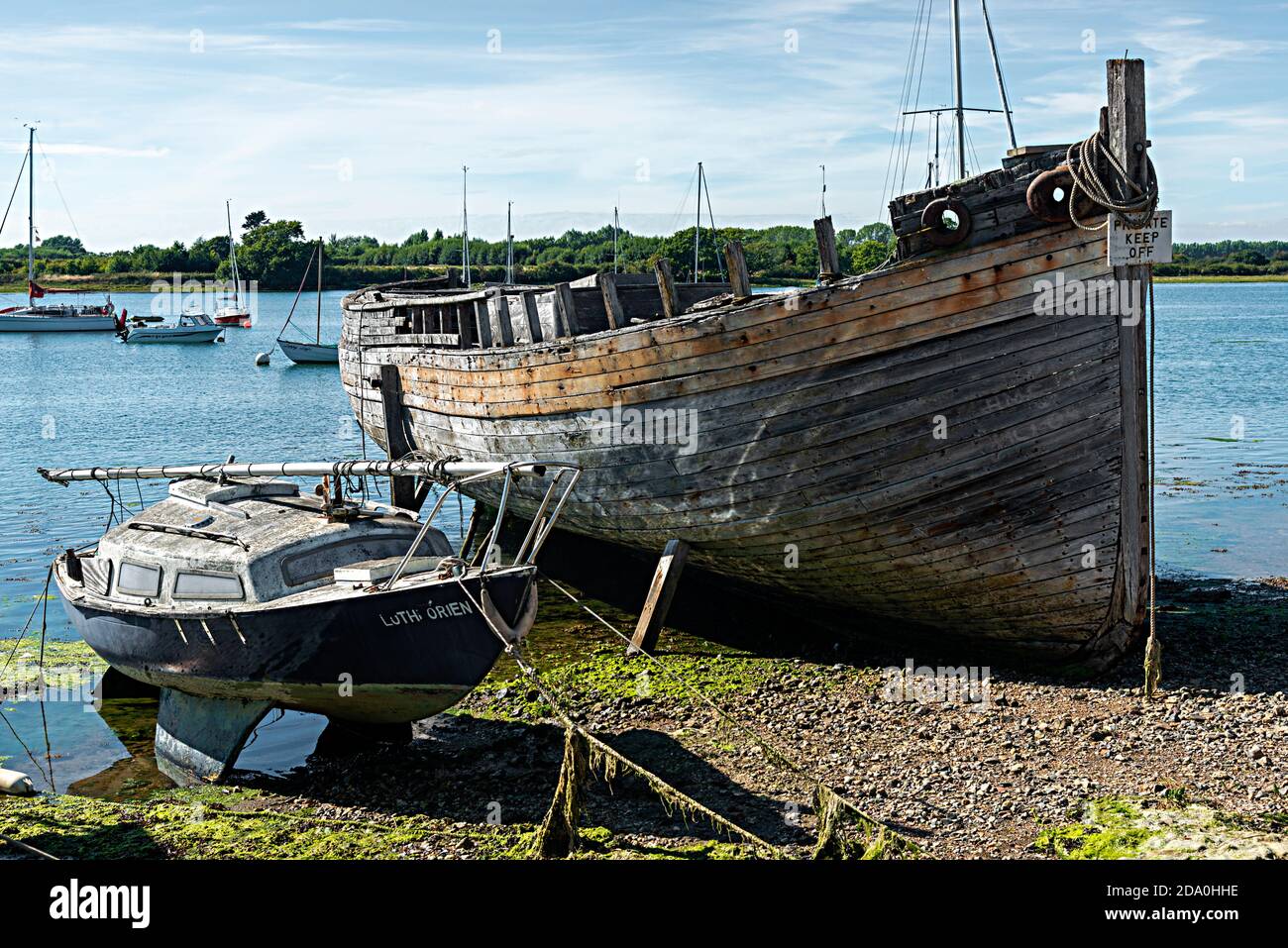 Abandoned wooden boats hi-res stock photography and images - Alamy