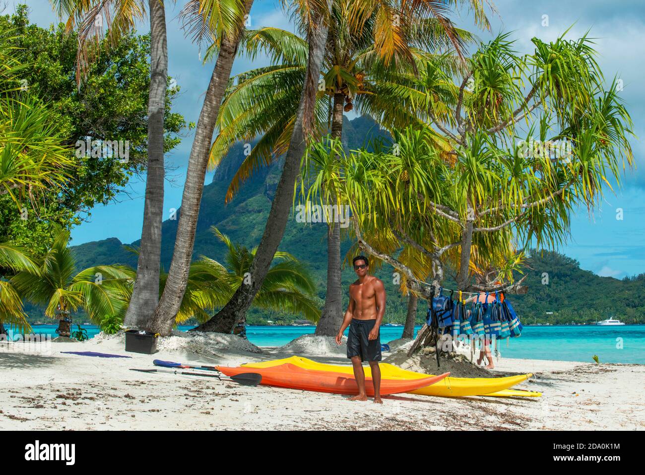 Beach of motu Tevairoa island, a little islet in the lagoon of Bora ...