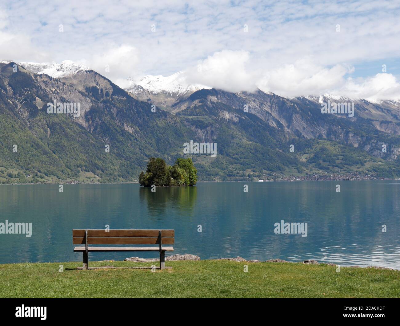 Empty park bench facing lake hi-res stock photography and images - Alamy