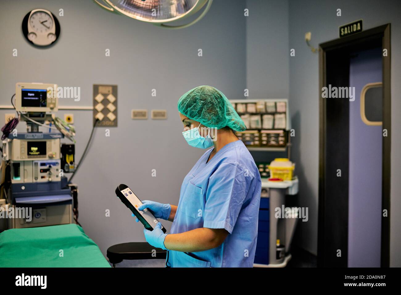 Nurse using remote control hi-res stock photography and images - Alamy